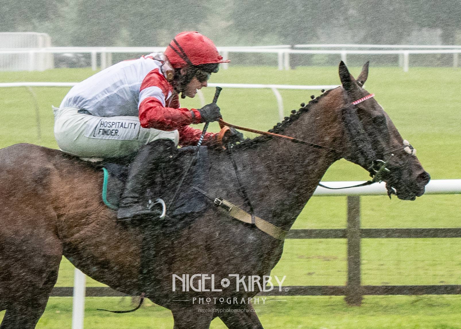 Captain Tommy wins at Worcester - Ian Williams Racing